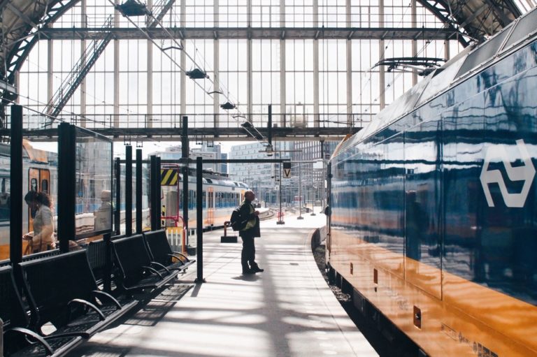 Yhdensuuntainen lentolippu - Essi Show